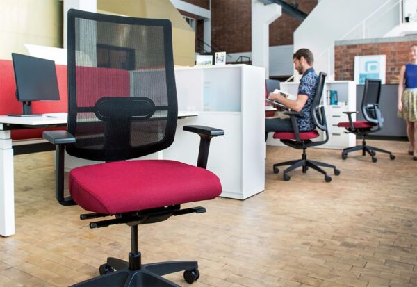 4 consejos para ajustar correctamente tu silla de oficina - LAMBDA3